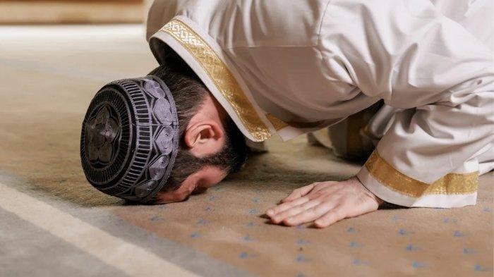 Niat Sholat 2 Rakaat Sebelum Subuh dan Keutamaannya - Surya.co.id