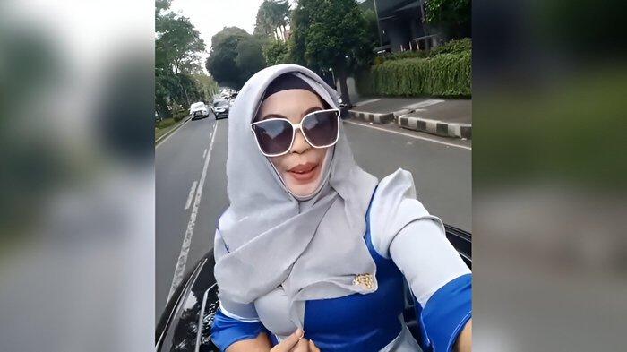 Usai Viral di Suramadu, Emak-amak asal Bondowoso Nge-vlog Lagi dari Atap Mobil di Jalan Raya ...