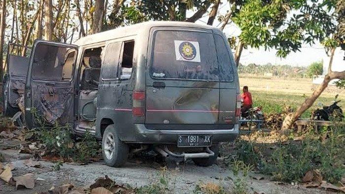 BREAKING NEWS Mobil Terbakar Saat Isi BBM di SPBU Jombang, Polisi Amankan Barang Bukti Jeriken ...