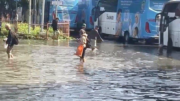 Diguyur Hujan Deras, Terminal Purabaya di Waru Sidoarjo Kebanjiran, Ketinggian Air Capai 40 Cm ...