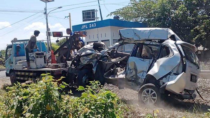 Polisi Tulungagung Kesulitan Evakuasi Avanza yang Tertabrak Kereta Api ...