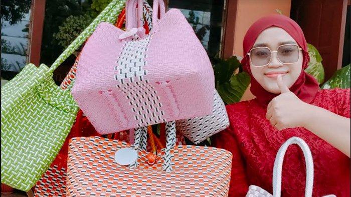 Sosok Tri Sundari, Warga Trenggalek yang Ubah Image Tas Belanjaan Pasar ...