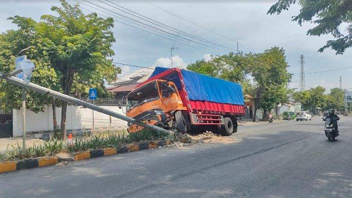 Truk Fuso Muatan Gula Kecelakaan Hantam Pembatas Jalan di Pantura Probolinggo, Diduga Sopir ...