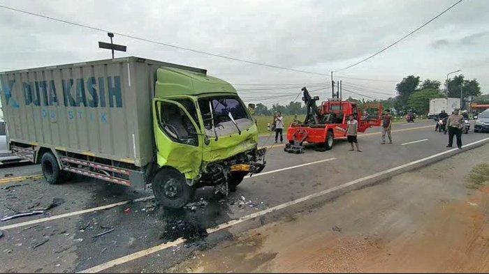 Truk Logistik Tabrakan Adu Banteng dengan Avanza di Balerejo Madiun, 1 Korban Tewas, 4 Luka-Luka ...