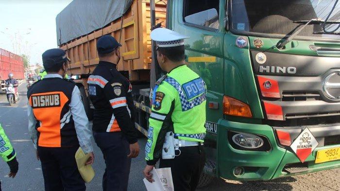 Razia Jam Operasional, Puluhan Truk Terjaring Operasi Gabungan di Manyar Kabupaten Gresik ...