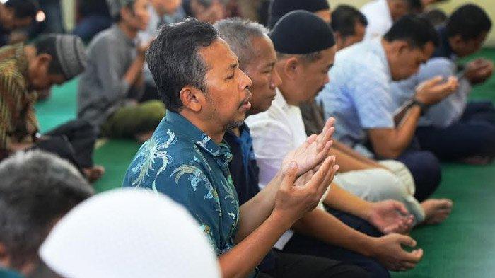 Doa Tertimpa Musibah Teks Arab, Latin dan Artinya - Surya.co.id