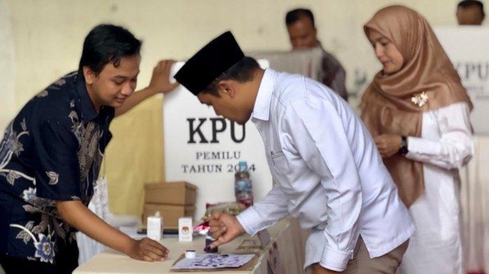 Bersama Istri, Wawali Pasuruan Mas Adi Nyoblos Pemilu 2024 dan Beri Pesan Jangan Golput - Surya ...