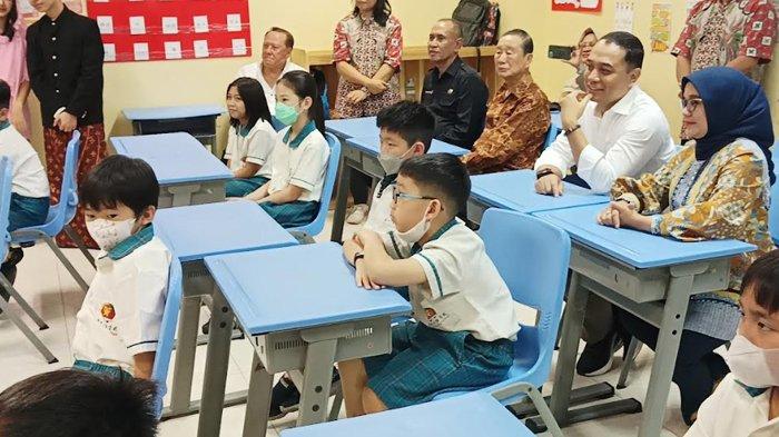 Manfaatkan Teknologi Mutakhir dan Multi-Bahasa, Eri Cahyadi Apresiasi Xin Zhong School Surabaya ...