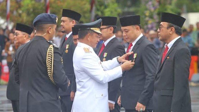 Eri Cahyadi Wali Kota Surabaya Pertama Raih Satyalancana Karya Bhakti Praja Nugraha dari ...