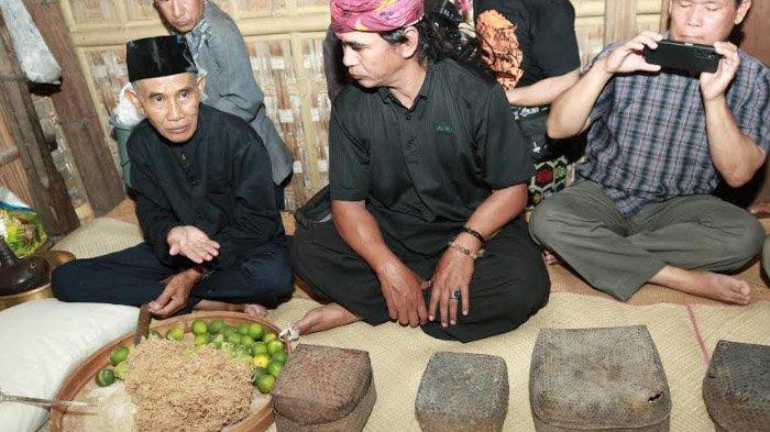 Warga Cungking Kabupaten Banyuwangi Gelar Ritual Pembersihan Pusaka Leluhur - Surya.co.id