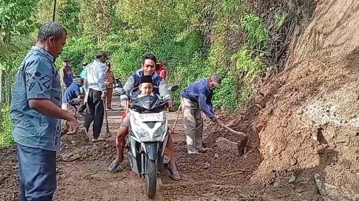Tebing 5 Meter di Kabupaten Madiun Longsor, Akses Jalan Utama ...