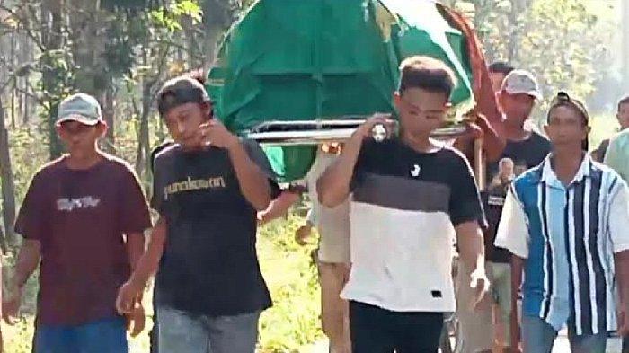 Warga Jalan Kaki Tandu Jenazah 3 Km, Kades Jipurapah Jombang: Ambulans Desa Tak Boleh Angkut ...