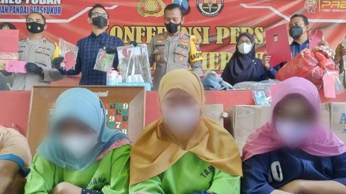 Gerebek Warkop Plus Layanan Maksiat di Tuban, Polisi Temukan Kondom Bekas Pakai - Surya.co.id