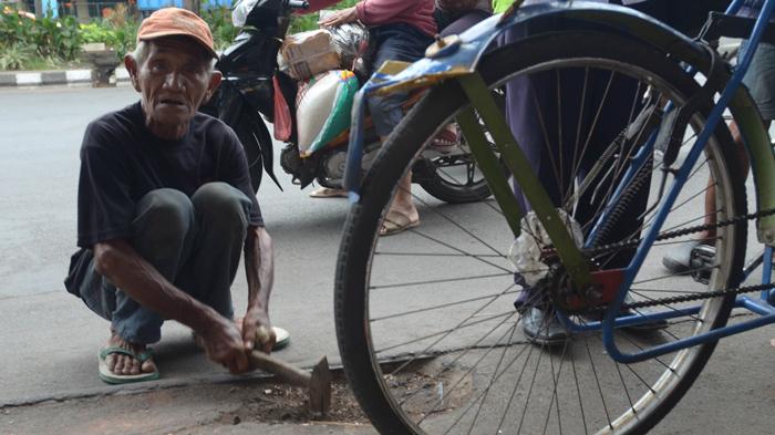 Tukang Becak Ini Tetap Akan Menambal Jalan Meski Sudah Dianggap ...