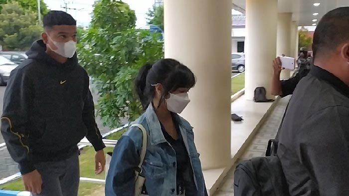 Adik-adik Febri Andriansyah Jenguk Gala Sky di RS Bhayangkara Surabaya ...