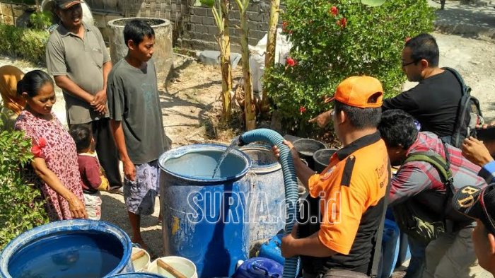 Dampak Kekeringan, Petugas BPBD Tuban Mulai Distribusikan Air Bersih ke Sejumlah Desa - Surya.co.id