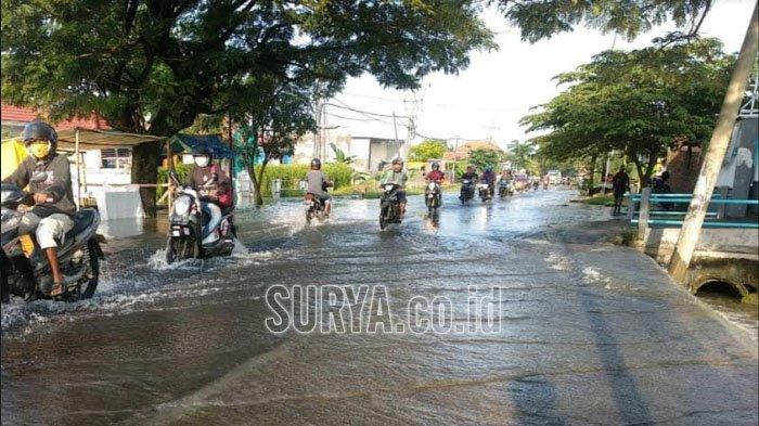 Banjir di Dua Kecamatan Kabupaten Gresik Mulai Surut, Sisakan Genangan di Jalan - Surya.co.id