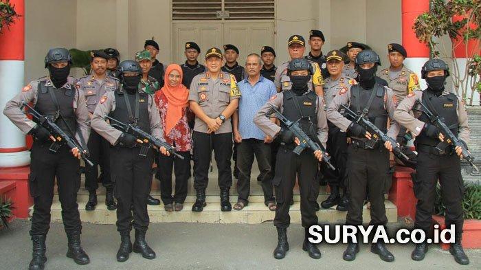 Polisi Bersenjata Lengkap Jaga Proses Rekapitulasi di Tingkat Kecamatan di Kota Blitar - Surya.co.id