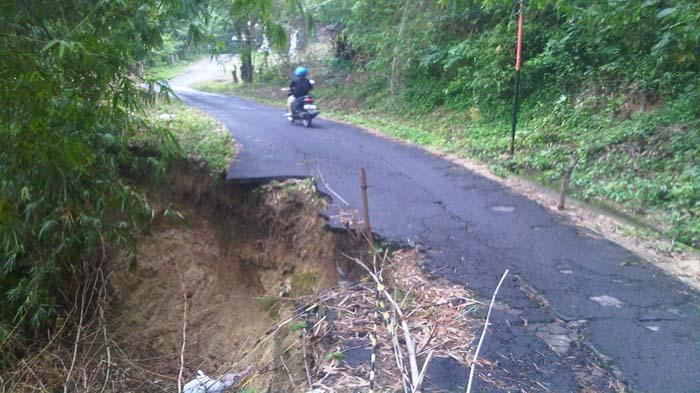 Jalan Alternatif Akses Wisata Religi Sunan Giri Butuh Penahan Longsor ...