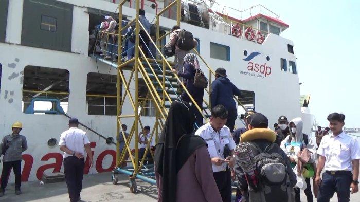 Puncak Arus Mudik H-2 Lebaran, Ribuan Warga Mudik ke Pulau Bawean dari Pelabuhan Gresik - Surya ...