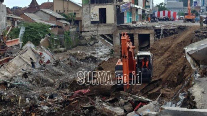 Debit Sungai Jompo Naik, Pembersihan Material di Lokasi Amblesnya Jalan ...