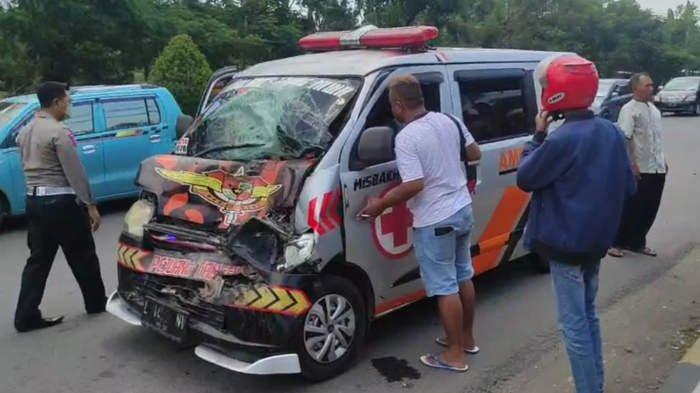 Ambulans Bawa Jenazah Tabrak Bus Sugeng Rahayu di Depan Terminal Madiun - Surya.co.id