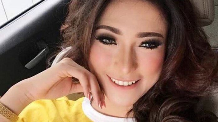 Artis yang Kerap Pamer Aurat Tiba-tiba Berangkat Umrah, Respon Netizen ...