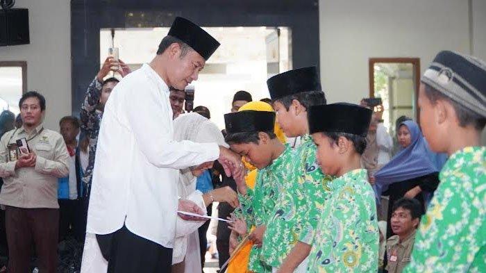 Ramadan 2024, Baznas Jatim dan Baznas Kabupaten Lamongan Beri Santunan pada 1000 Anak Yatim ...
