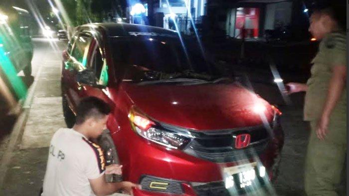 Kopling Rusak, Mobilio Tabrak Tiang Rambu Lalu Lintas di Kota Kediri ...