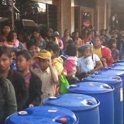 PT GG Bagikan Angpo Lebaran - Surya.co.id