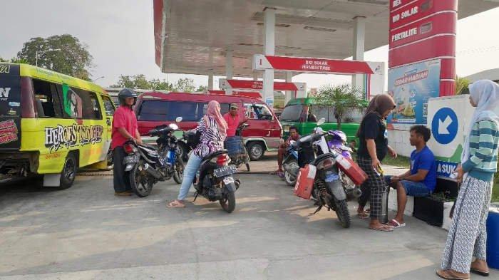 Meski Harga BBM Resmi Naik, Nelayan di Tuban Tetap Kesulitan Mendapatkan Solar - Surya.co.id