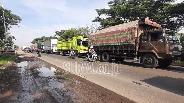 Arus Lalu Lintas di Jalan Raya Duduksampeyan Menuju Kota Surabaya Padat Merayap - Surya.co.id