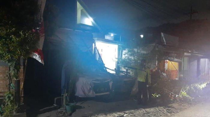 Sopir Diduga Mabuk Miras, Truk Boks Muat Tekstil Tabrak 4 Rumah Warga Driyorejo Gresik - Surya.co.id