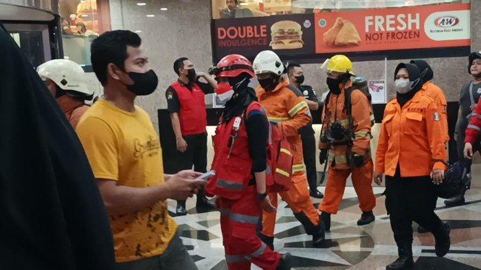 BREAKING NEWS - Atap Tenant Foodcourt Tunjungan Plaza Surabaya Terbakar ...