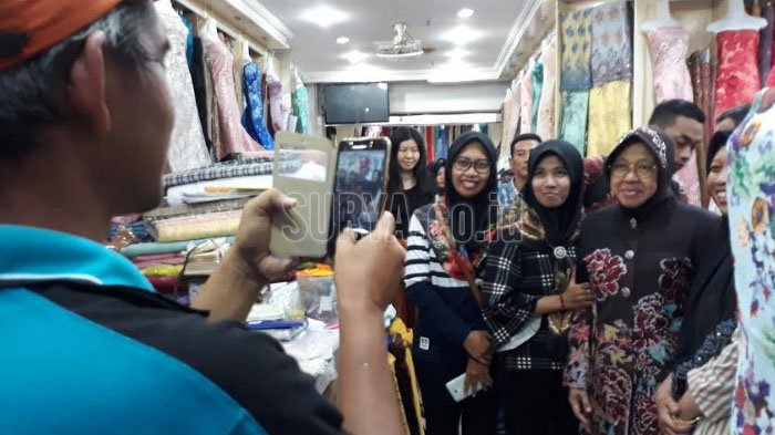 Mau Foto Bareng Bu Risma? ini Aturan yang Harus Diketahui - Surya.co.id