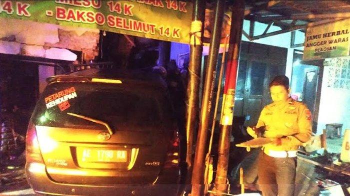 Sopir Diduga Mabuk, Avanza Tabrak Warung Bakso di Plaosan Magetan - Surya.co.id