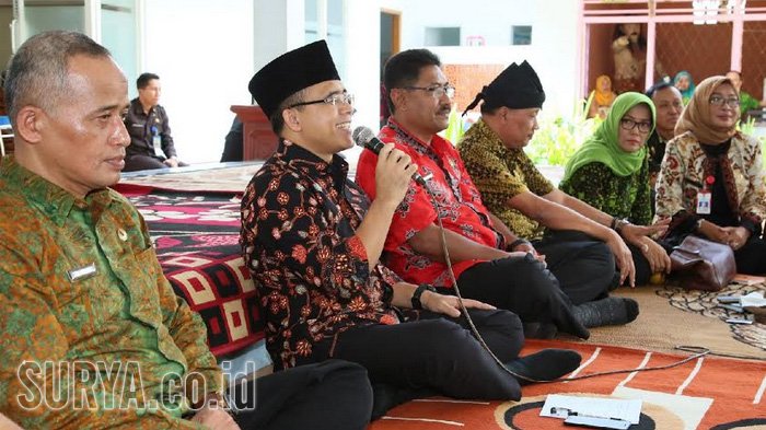 Bupati Anas Instruksikan Kepala Desa Buat Perdes Kendalikan Tata Ruang Wilayah - Halaman all ...