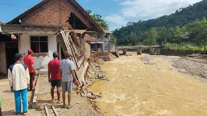 Banjir Bandang Sungai Bungur Terjang Masjid dan Rumah Warga Munjungan ...