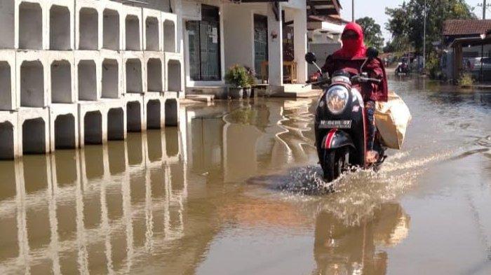 Sudah Seminggu Banjir Menggenang di Kedungbanteng - Surya.co.id