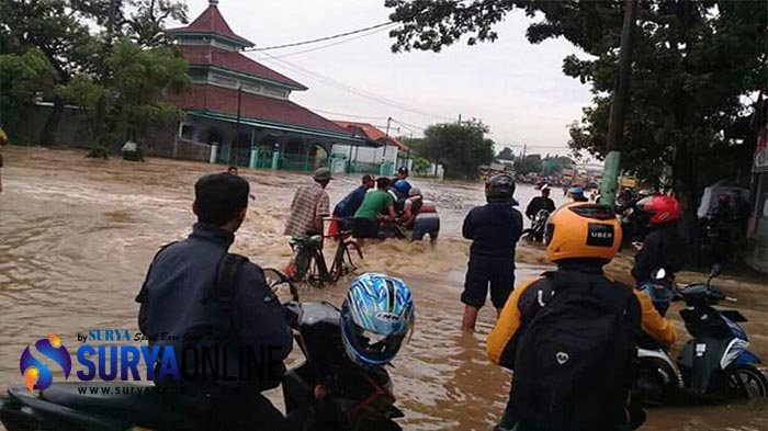 Dua Kecamatan di Jombang Terendam Banjir, Polisi dan Relawan Lakukan Ini - Surya.co.id