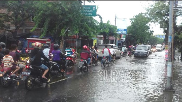 Meski Kali Lamong Surut, Air masih Menggenang di Raya Morowudi, begini Upaya Pemkab Gresik ...