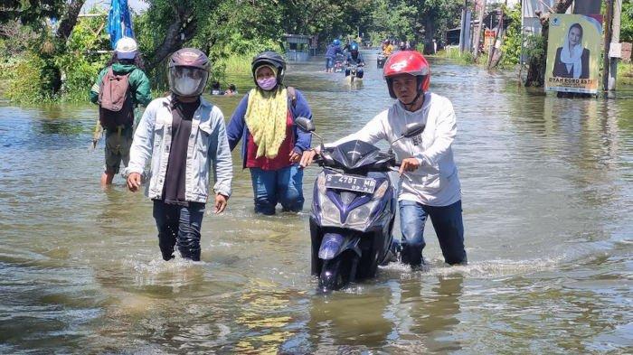 Banjir Luapan Kali Lamong Rendam Jalan Raya di Cerme Gresik, Bikin Banyak Kendaraan yang Mogok ...