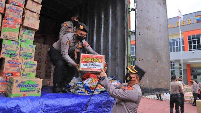 Polres Gresik Kirim Paket Bantuan Selimut, Sembako, Hingga Pampers untuk Korban Gempa Cianjur ...