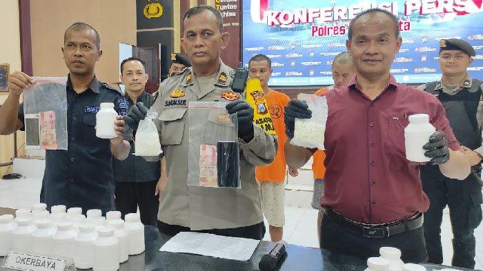 Tangkap Dua Pengedar di Blitar, Polisi Sita Barang Bukti Pil Dobel L ...