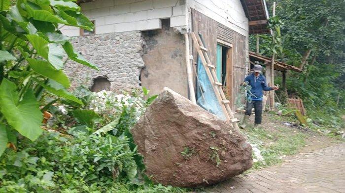 Batu Besar Jatuh dari Tebing 50 Meter Hantam Rumah Warga Dusun Grenjeng ...