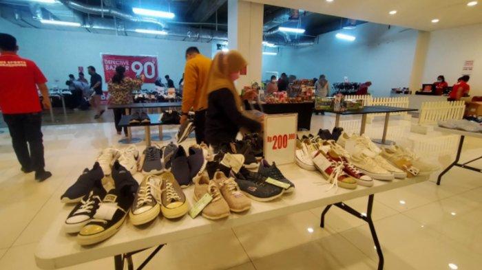 Sepatu Bermerek Seharga 30 Ribu di Bazaar Sepatu Grand City Mall ...