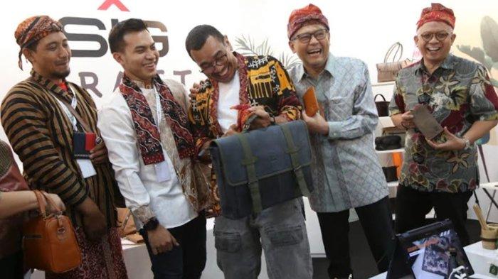 Produk UMKM Binaan SIG, Crown Leather, di Bazar UMKM untuk Indonesia 2023 Diminati Warga Asing ...
