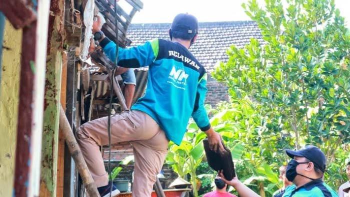 Lemaga Amil Zakat Rehab Rumah Warga Gresik yang Nyaris Roboh - Surya.co.id