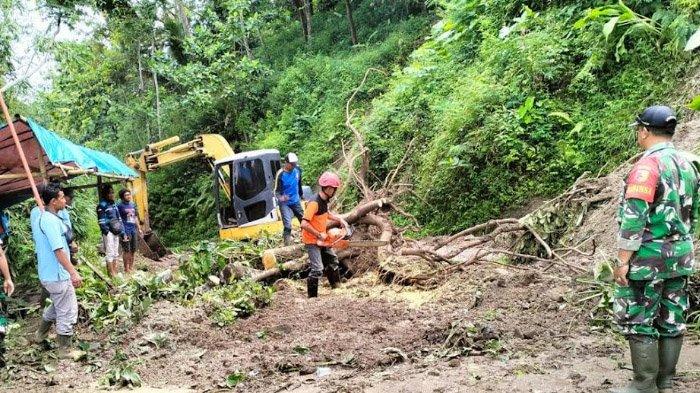 Hujan Picu Tanah Longsor di Ponorogo, Menimpa Rumah Warga dan Tutup Akses ke Telaga Ngebel ...