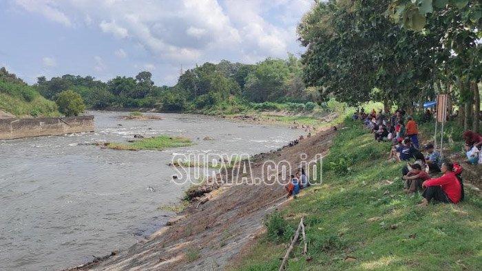 Puluhan Warga Saksikan Flushing di Bendungan Wlingi Kabupaten Blitar ...